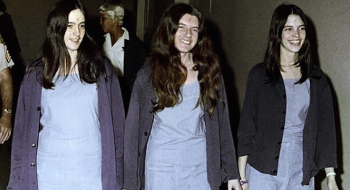 Patricia Krenwinkel, colaboradora de los crímenes de Manson, rompe el ...