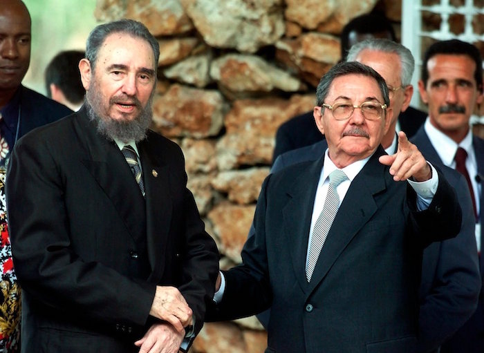 Los hermanos Raúl y Fidel Castro, a lo largo de los años: 18 FOTOS ...