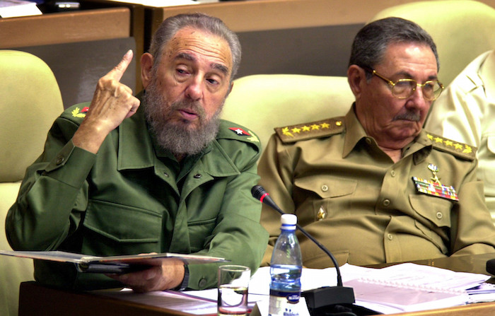 Los hermanos Raúl y Fidel Castro, a lo largo de los años: 18 FOTOS ...