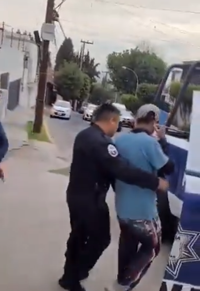 VIDEO: Una mujer le jala la oreja a un policía para evitar la detención ...