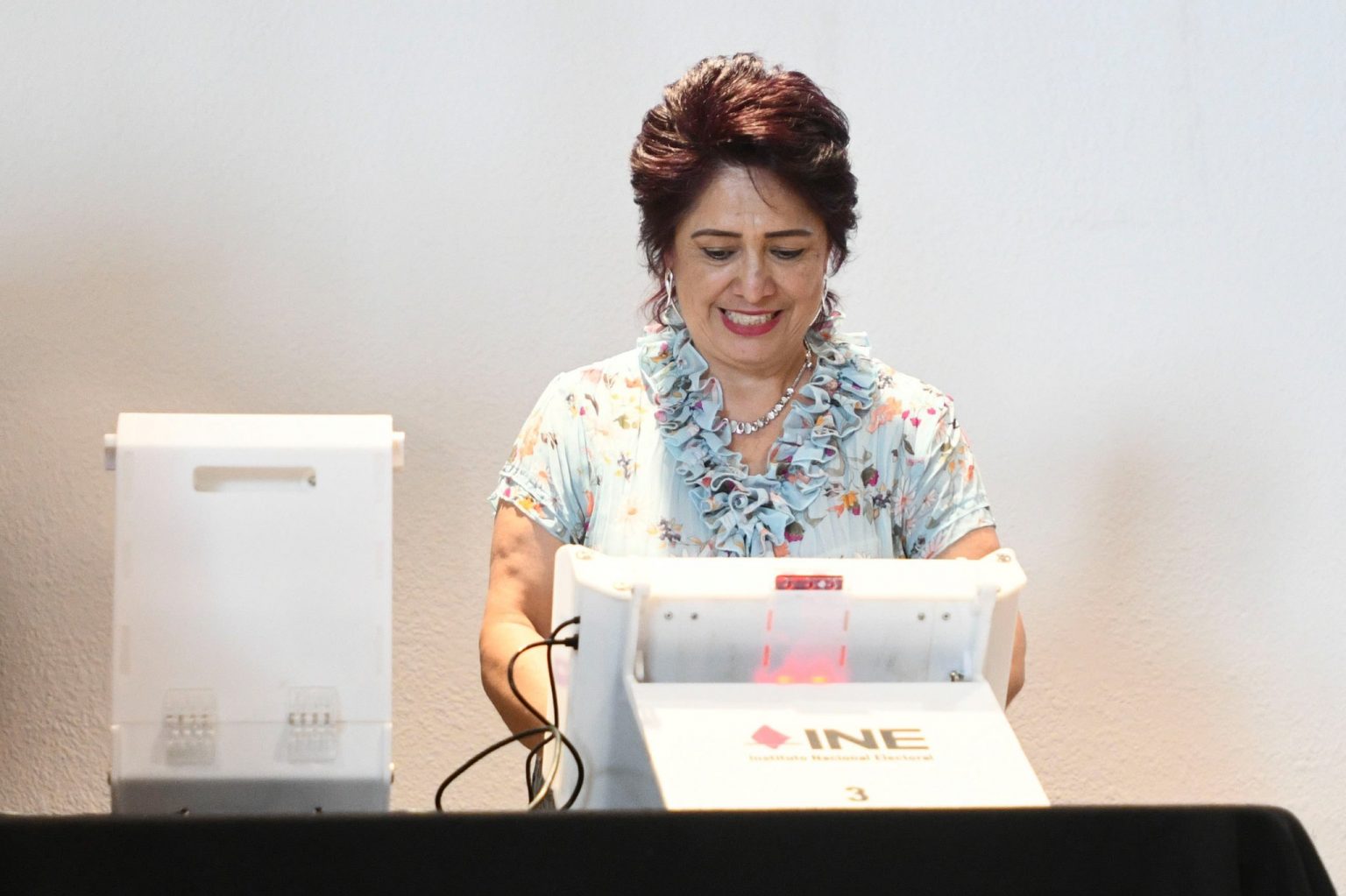 El INE presenta urnas electrónicas para casillas especiales; habrán 132 ...