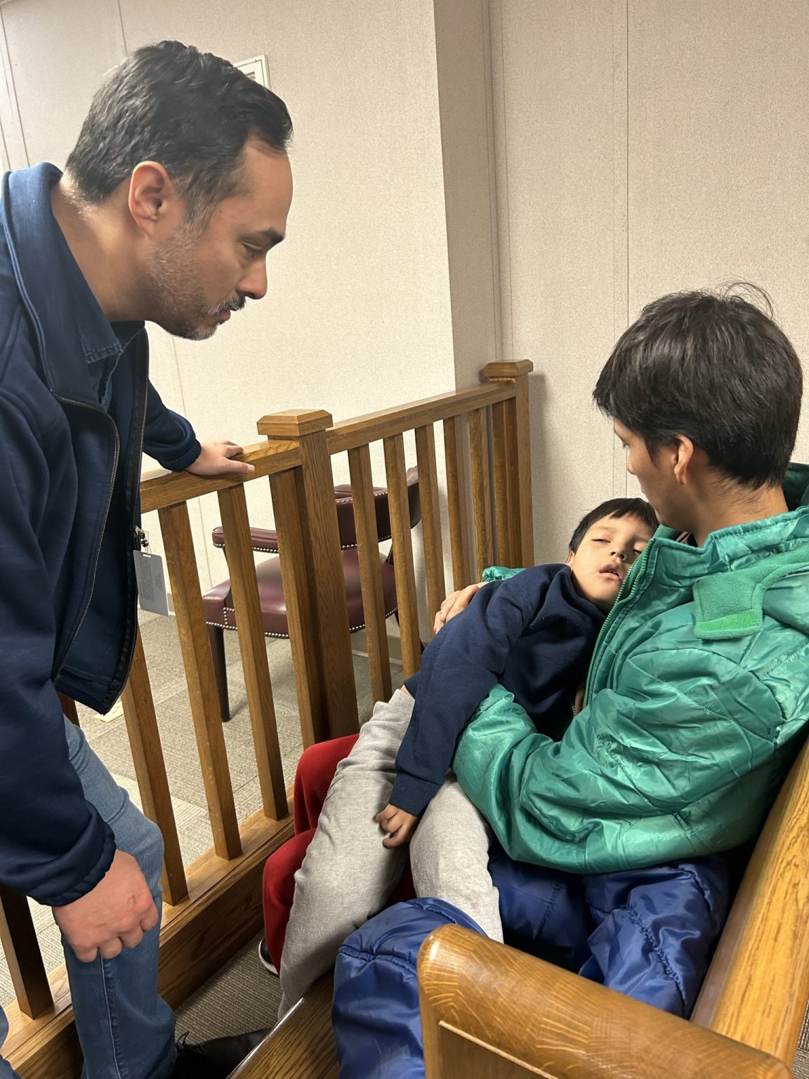 Liam, usado como “carnada” por ICE, cumple 10 días encerrado